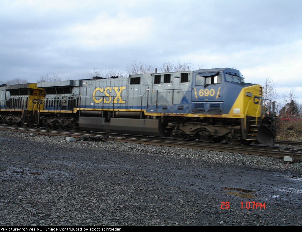 CSX 690 on the point EB w/ the CSX Q164